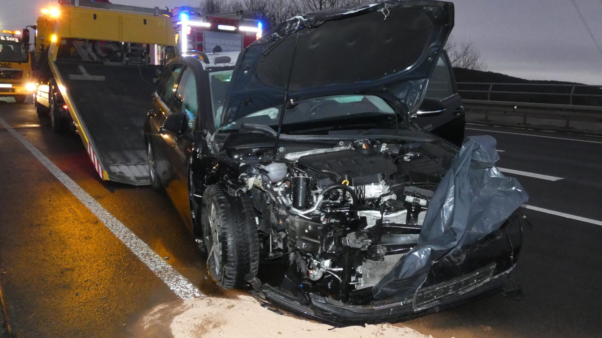 VW-Fahrer kracht frontal in Kleintransporter - Licha Media