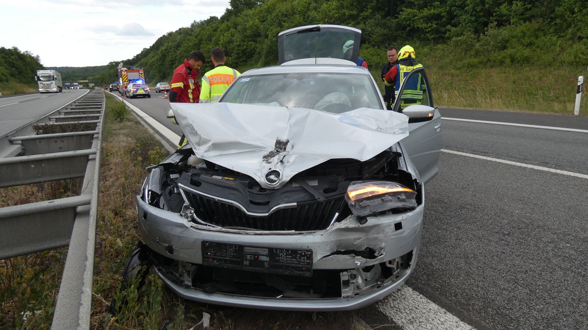 Kleintransporter löst Unfall aus und flüchtet - Autofahrer verletzt - Licha Media