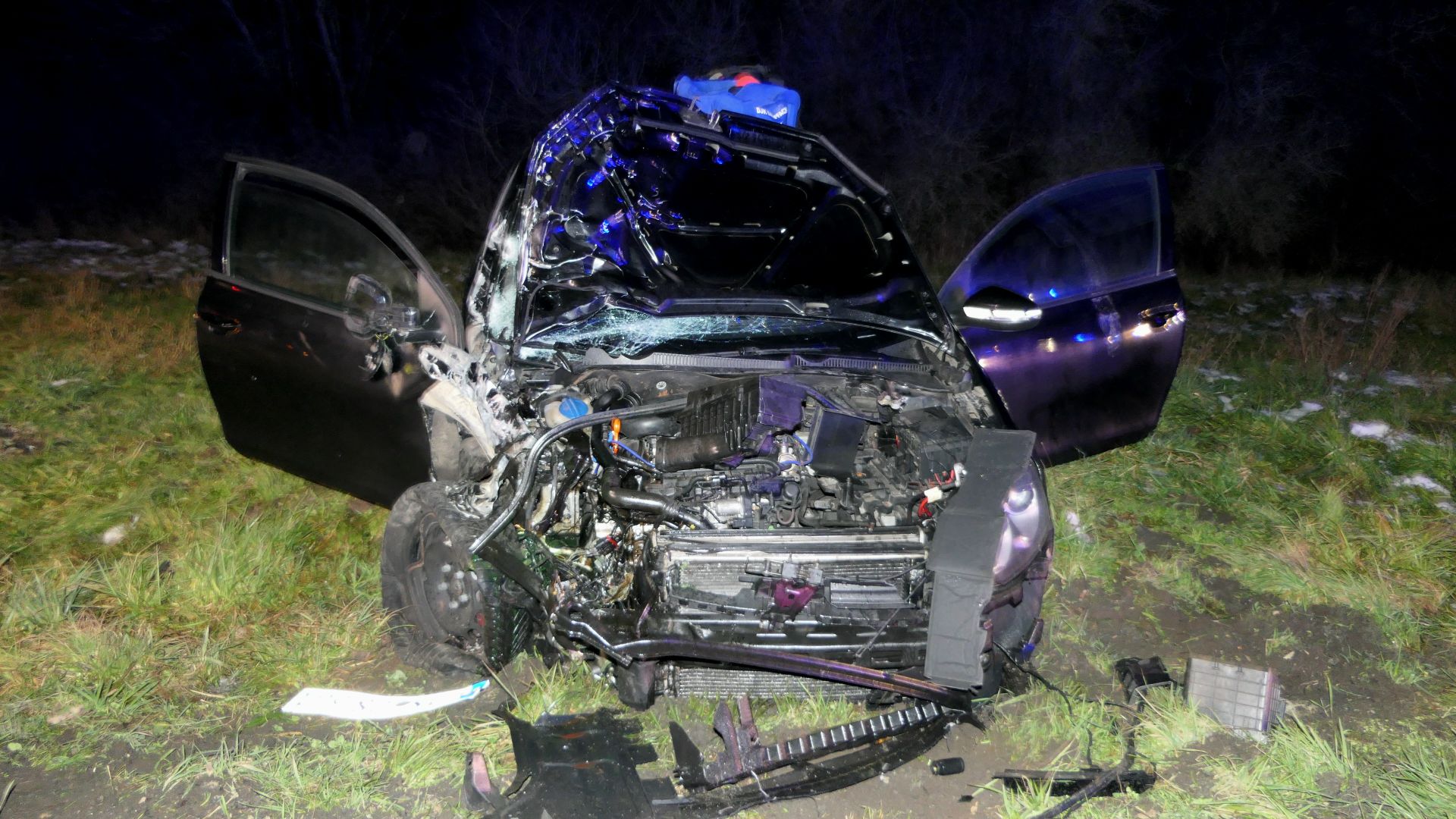 VW Golf prallt frontal auf Kleintransporter - Vier Personen verletzt - Licha Media