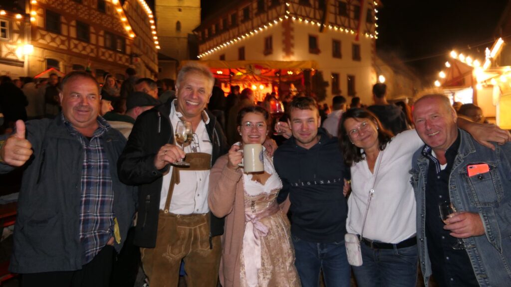 [VIDEO] Zeiler Weinfest: Dem nassen Sonntag folgt ein fantastischer ...