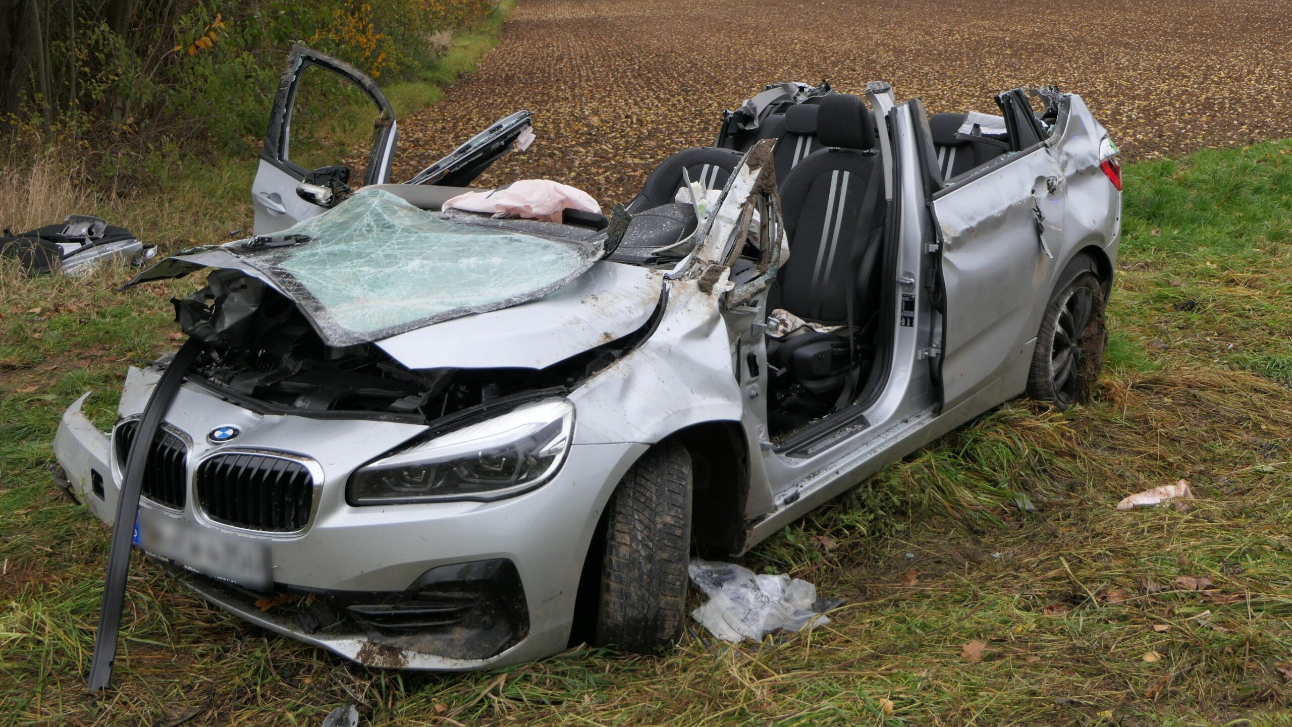 [FOTOS] Ehepaar nach Überschlag-Unfall schwer verletzt - 73-jährige Frau in Lebensgefahr - Licha ...