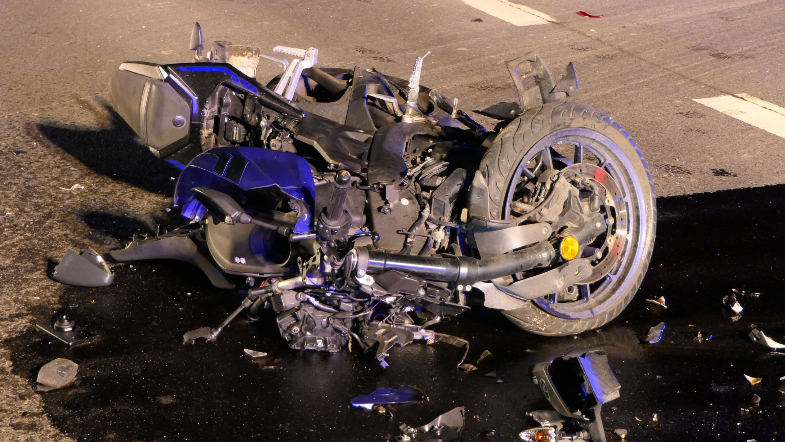 [FOTOS] 17-jähriger Motorradfahrer schwer verletzt nach Zusammenprall mit Auto - Licha Media