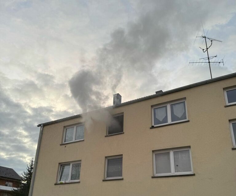Zimmerbrand in Wohnhaus forderte Evakuierung von 43 Menschen - Licha Media