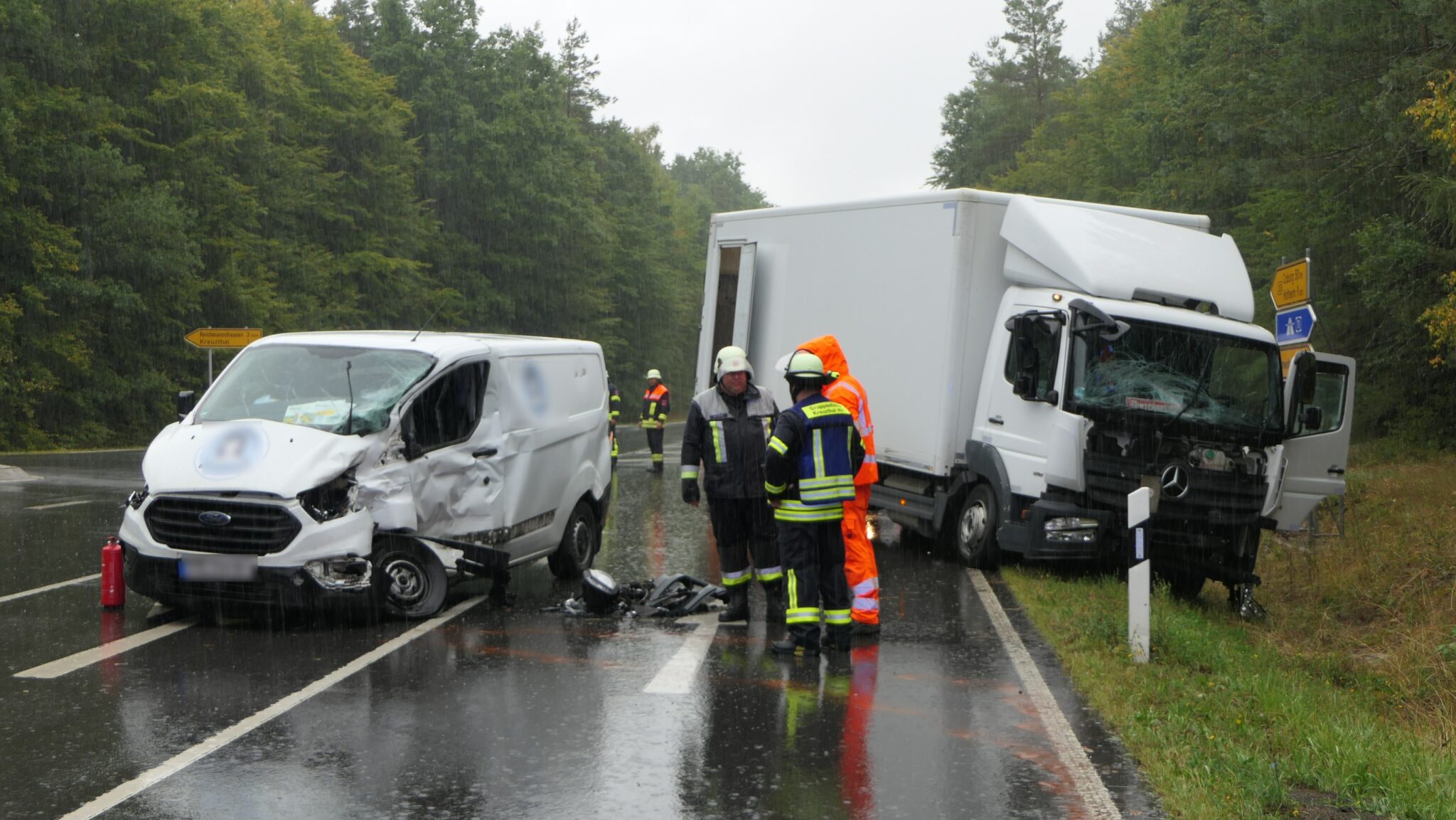 [FOTOS] B 303 bei Kreuzthal: Kleintransporter kracht in Lkw – Großalarm für die Feuerwehr ...