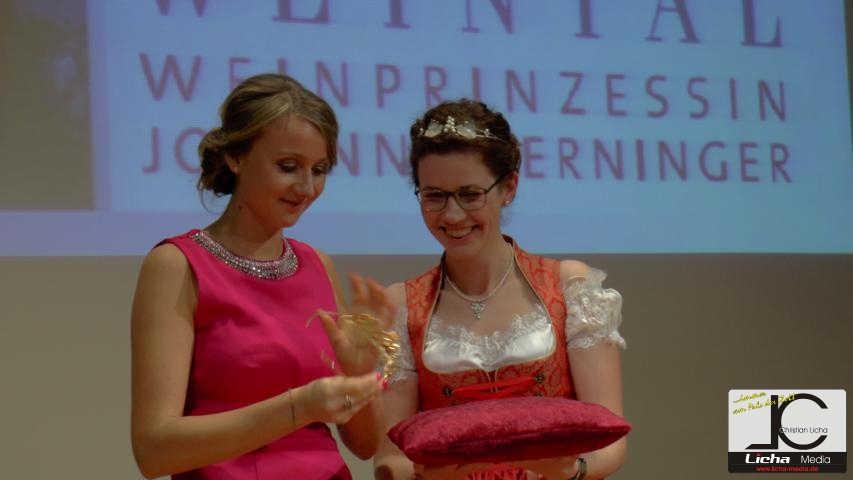 [VIDEO + FOTOS] Elisabeth Goger ist neue Weinprinzessin im Abt-Degen ...