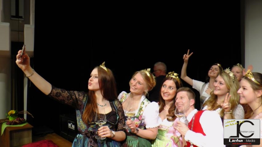 [VIDEO + FOTOS] Elisabeth Goger ist neue Weinprinzessin im Abt-Degen ...