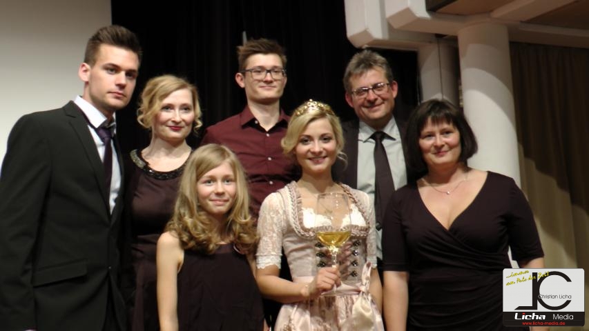 [VIDEO + FOTOS] Elisabeth Goger ist neue Weinprinzessin im Abt-Degen ...