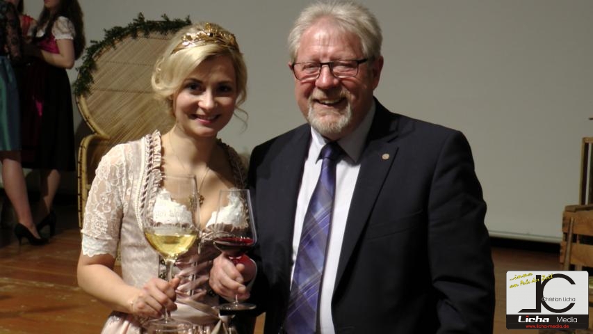 [VIDEO + FOTOS] Elisabeth Goger ist neue Weinprinzessin im Abt-Degen ...